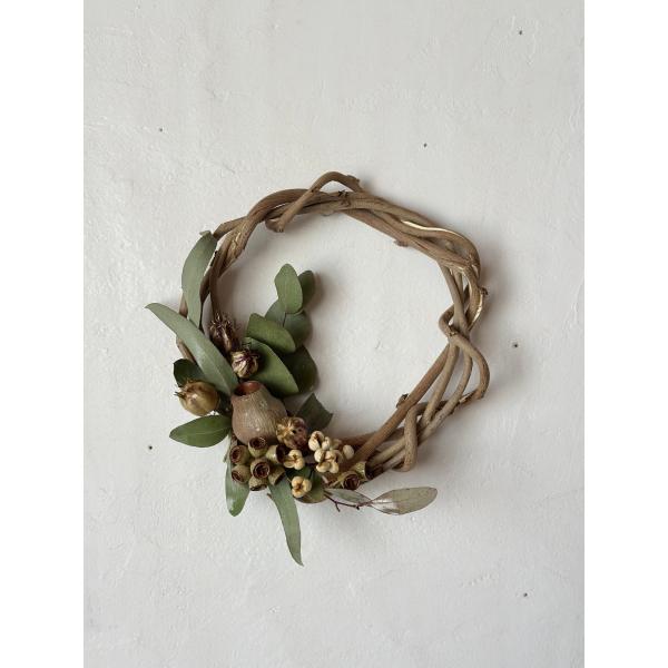 自然素材を束ねて仕立てたナチュラルなドライフラワーリースですユーカリのやわらかなグリーンに木の実や実物を添え立体感のある仕上がりにしていますご注意・自然素材を使用しているため、花材の形や色合いは個体差があり経年劣化があります。・直射日光や高...