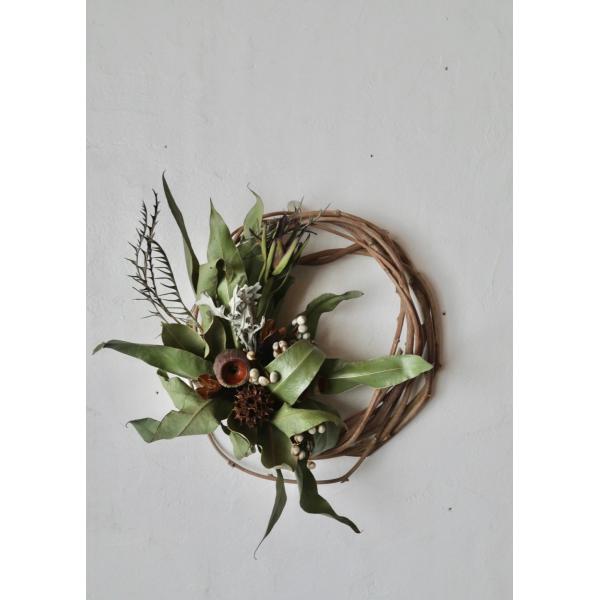 フジヅルのベースにグリーンや実ものを添えたコンパクトなドライフラワーリースです小ぶりながら立体感のあるデザインで空間にさりげないアクセントを添えます飾りやすいサイズでインテリアに取り入れやすい一点ですサイズ横幅 約25cm前後縦 約28cm...