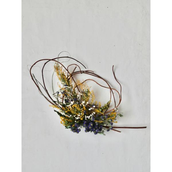 しなやかに広がるアカヅルのラインにミモザや実もの、草花を束ねたドライフラワーリースです横に流れるような動きと空間に抜けをつくる軽やかな構成が特徴です壁に飾るだけで自然の流れが広がるような一点ですサイズ約48cm × 約32cm （枝の動きを...