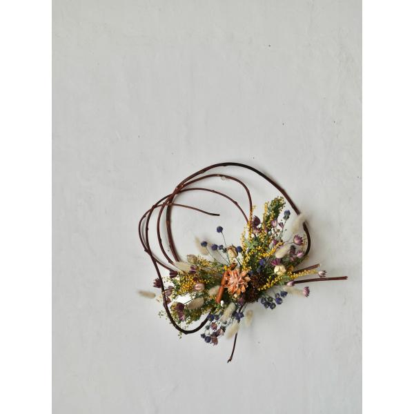 アカヅルのしなやかなラインを活かしミモザや実もの、草花を束ねたドライフラワーリースです円形にとらわれない自由な動きと軽やかに広がる草花のバランスが特徴です壁に飾るだけで空間に自然の流れが生まれるような一点です壁にかけて草花の景色として楽しめ...