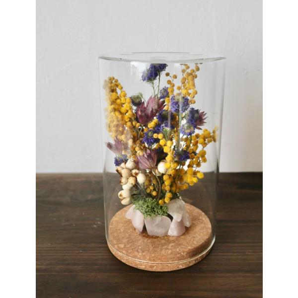 ナチュラルドライフラワーと鉱石ローズクオーツなどを組み合わせた、ガラスドームのオブジェです。自然の色合いを残したドライフラワーに、鉱石を添えることで、静かで穏やかな時間を感じられるデザインに仕上げました。ガラスドームに守られた植物と鉱石は、...