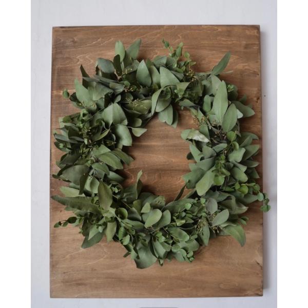 やわらかなグリーンの葉を束ねたナチュラルなドライフラワーリースパネルです落ち着いた色合いで空間にすっと馴染みながら静かな存在感を添えます季節を問わず飾りやすくギフトにもおすすめの一点ですサイズ外径：約31.5cm前後縦：約41cm前後（葉先...