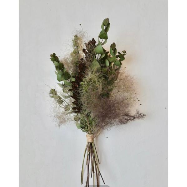 スモークツリーのやわらかな質感を主役にグリーンや実ものを束ねた動きのあるドライフラワースワッグです空気を含んだような軽やかさと自然の流れをそのまま束ねたような立体的なシルエットが魅力です壁に飾るだけで空間にやさしいニュアンスを添えてくれます...
