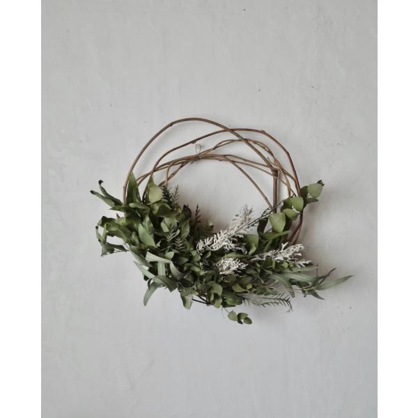 フジヅルのベースにグリーンをたっぷりとあしらったドライフラワーリースです横に広がるシルエットと自然な動きが特徴で空間に存在感を添えますナチュラルな素材感でインテリアにやさしく馴染みますサイズ横幅 約48cm前後縦 約40cm前後飾り方壁に掛...