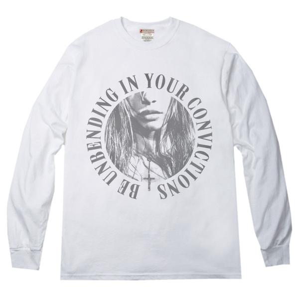 ＜CONVICTIONS＞キリストのペンダントヘッドが1ポイントになっている、とにかくオシャレなグラフィック！しっかりとしたバランスを保ちつつも、外し心を忘れていません！！大人向け、技ありの一枚。●S ：身丈 71 身幅 45 裄丈 85●...