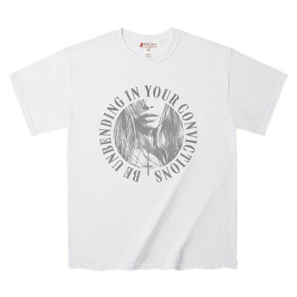 ＜CONVICTIONS＞キリストのペンダントヘッドが1ポイントになっている、とにかくオシャレなグラフィック！しっかりとしたバランスを保ちつつも、外し心を忘れていません！！大人向け、技ありの一枚。●S ：身丈 71 身幅 46 裄丈 41●...