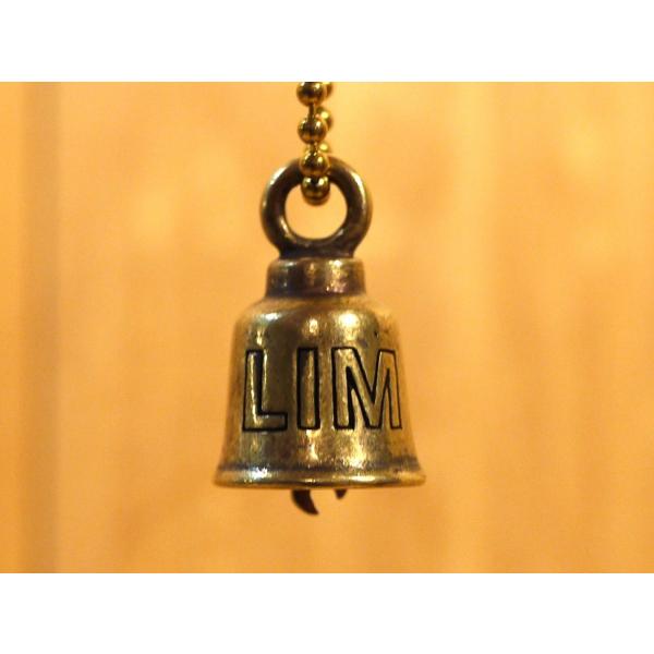 当店オリジナルのガーディアンベル『LIM BELL』です。バイカー必携の交通安全のお守り「ガーディアンベル」。 その昔、アメリカでは道路で起こる事故やトラブルは道路に住む悪魔のしわざだと考えられていました。そこで悪魔をベルの音で退治して、悪...