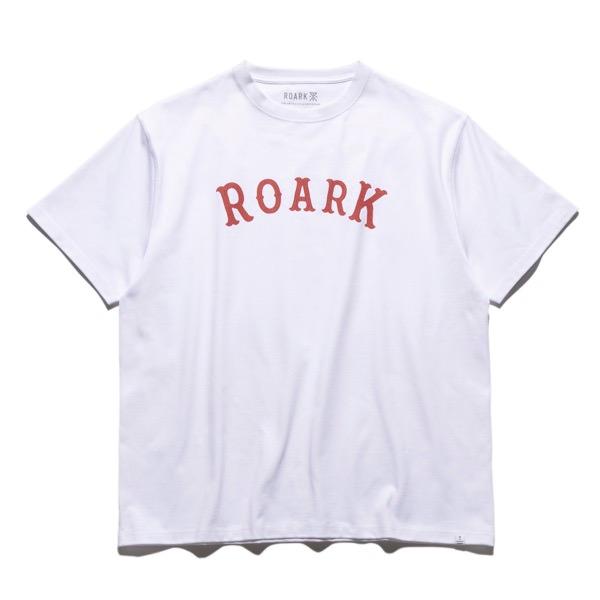 ROARK定番のMEDIEVALデザインをプリントしたグラフィックTシャツです。14ozのヘビーウェイトで仕上げたタフなボディは、高い耐久性と安心感のある着用感で、世界中のまだ見ぬ景色を追い求めるあなたのパートナーとして活躍し続けてくれるで...
