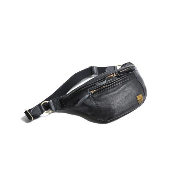 タウンユースからショートツーリングまでこなすTROPHY CLOTHINGのロングセラーアイテムでもある「Day Trip Bag」のSteer Hide仕様です。柔らかさと弾力のあるUSAテキサス産オイルステアハイドは、牛革とは思えない驚...