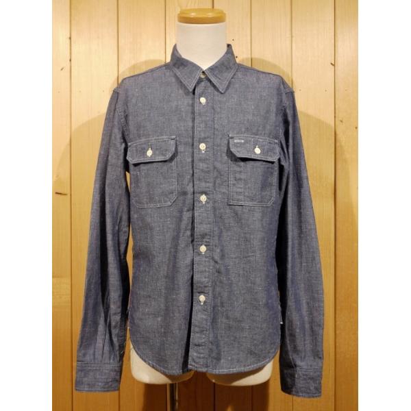 デニム同様にブランド設立時からリリースを続けるシャンブレーワークシャツです。50年代のワークシャツをベースにしながらも、適度に身幅と肩幅を絞り、タックイン、アウト共に可能な着丈に設定しています。カンヌキ補強や環縫いの下糸の色変え、裾脇のセル...
