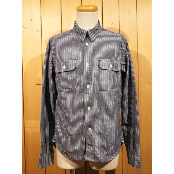 デニム同様にブランド設立時からリリースを続けるシャンブレーワークシャツです。50年代のワークシャツをベースにしながらも、適度に身幅と肩幅を絞り、タックイン、アウト共に可能な着丈に設定しています。カンヌキ補強や環縫いの下糸の色変え、裾脇のセル...