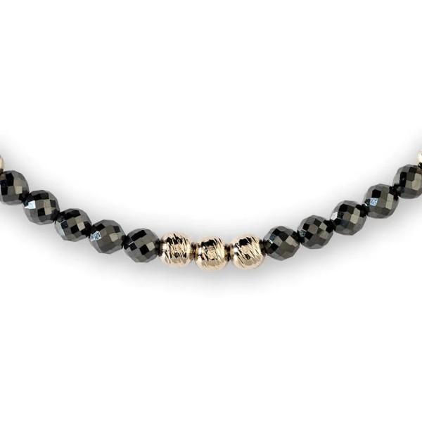 ＜ご注意＞開封後の返品、交換は一切お受けできません。美しさと機能性唯一無二の輝きを放つ、精巧な60面カットを施したブラックのビーズはフェライト磁石。装飾の施されたシルバーのビーズはステンレススティール製。 サイズに応じて95粒または115粒...