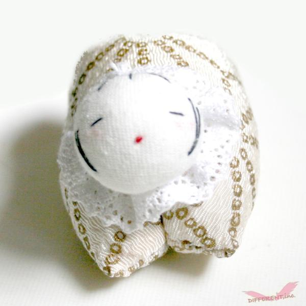 和布作りのハンドメイドによる、稚児クリップ ※つるし飾りの伊豆では、決まり事は無く何か良い事がある度に稚児クップをつるし紐にくっ付け感謝を表したりもします。お祝い事に1個、いつの日か何本もの紐に稚児達がぶら下がっているのも見て、思い出話も家...