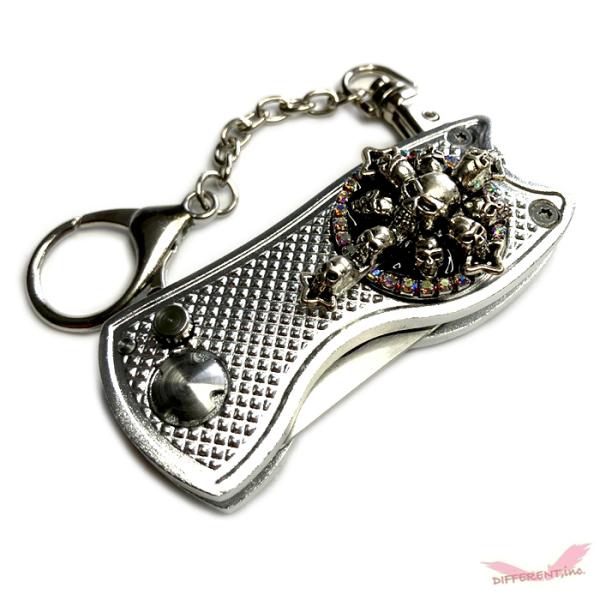 "Skull Cross" ゴルフマーカー付き 飛び出すディボットツール ジャックナイフタイプ”着脱簡単キーチェーン付き”・マーカーはレッドメタルフレークベース加工を施していますので、十字架スカルの下から妖しげな輝きを魅せています。【操作に...