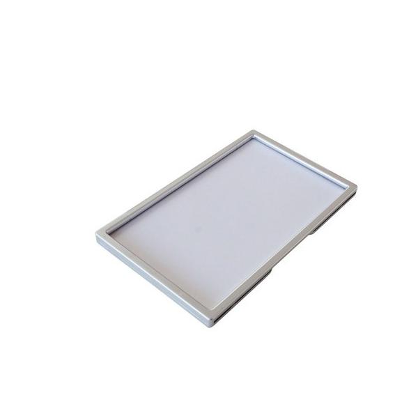 ●スチール棚に貼るならマグネット、壁や木製類なら糊跡の残らない両面テープと、使い分けいただけます。●名刺サイズのMサイズと薄い引き出しなどに適したSサイズの2種類がございます。●仕様：両面テープ●材質：ABS樹脂（透明PETシート・ホワイト...