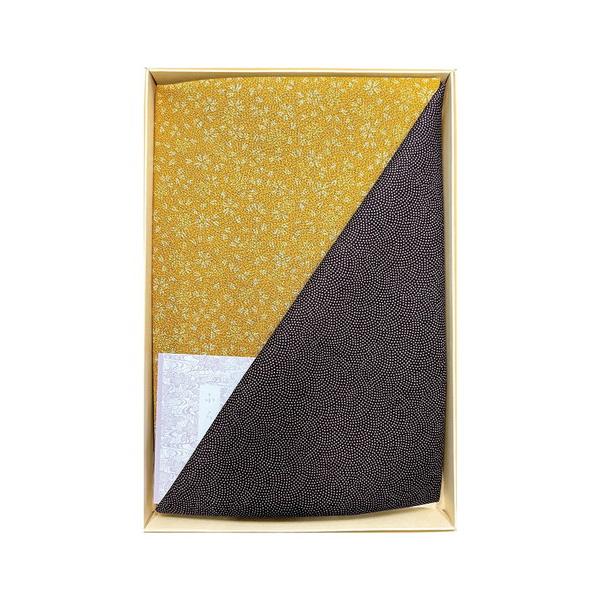 物を包んだ時に、結び目から裏の色柄が見えるのが特徴の両面染めの小ふろしきで、広げた時には裏の色や柄が主役となります。ふろしきの定番サイズで、進物包みやワインボトル包みなど、1枚あると便利です。■ふろしき(約700×700mm)×1■材質:ポ...