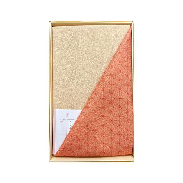 物を包んだ時に、結び目から裏の色柄が見えるのが特徴の両面染めの小ふろしきで、広げた時には裏の色や柄が主役となります。お弁当箱包みやティッシュカバーなど、1枚あると便利です。■小ふろしき(約500×480mm)×1■材質:ポリエステル100%...