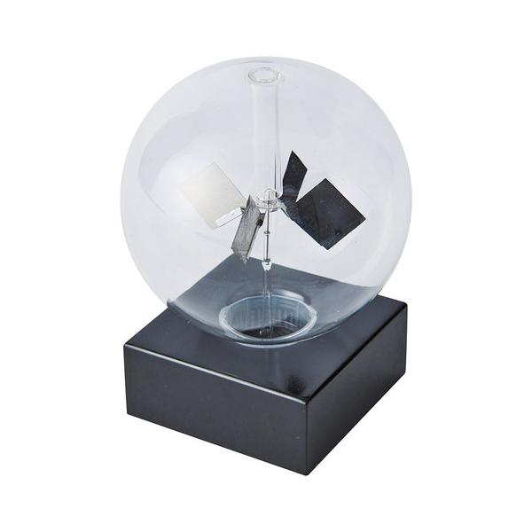 シルエットが美しいガラスオブジェ。太陽光や白熱灯を浴びると、その熱を吸収した4枚の羽根がくるくると回転します。回転のスピードは光の強さによって変化し、見た目と動きの両方で楽しませてくれます。窓辺のインテリアとしてお楽しみ頂けます。■本体(約...