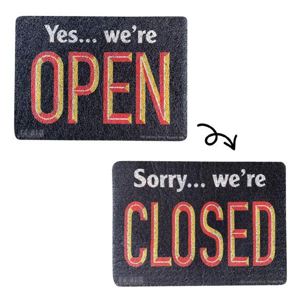 アメリカの看板をモチーフにしたリバーシブルサインマットです。コイヤーマットなのでクッション性があるので玄関や店先、ガレージにオススメです。〈サイズ〉H400×W500×D10mm〈素材〉PVC〈注意事項〉お使いのモニター設定やお部屋の照明等...