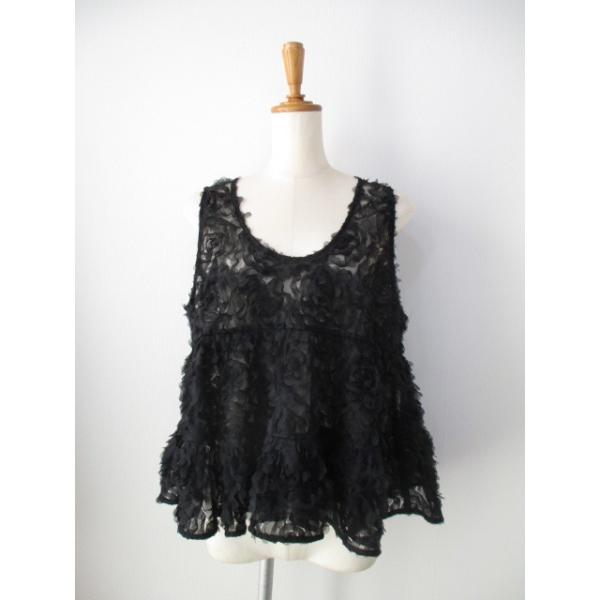 ディニテコリエ　Dignite collier エアリービスチェ　IN-80268146チュール素材の上にオーガンジーを花びらのように重ねたエアリー感と立体感のあるベストです！3段階に切り替えた身頃は胸元はスッキリしていて裾はフレアになった...