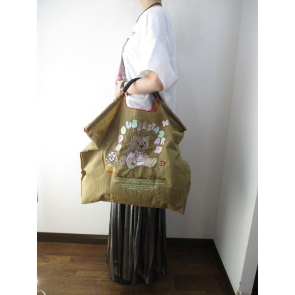 カラフルなパステルカラーの丸みのあるロゴや、ぬいぐるみのようなクマの刺繍デザインが可愛いバッグです。光沢感のある糸を使用した刺繍で、シンプルながらも高級感があります。しっかりとしたポリエステル素材を使用し、ハリと厚みがあり、軽さと安定感があ...
