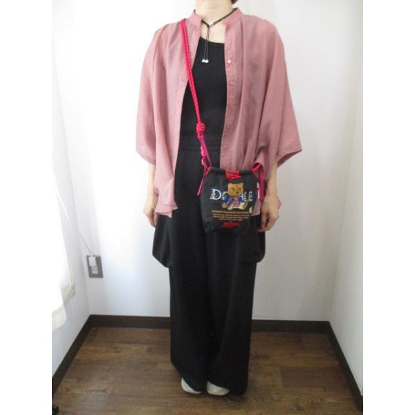 ミニサイズが可愛いポシェットです!お洋服を着たお出かけ仕様のクマの虹太郎に目を惹かれます。ロゴにフラワー柄も施しカジュアルさと可愛さのあるデザイン。普段やちょっとしたお出かけにはもちろん、ライブやフェスなど必要最低限の物を入れてお出かけする...