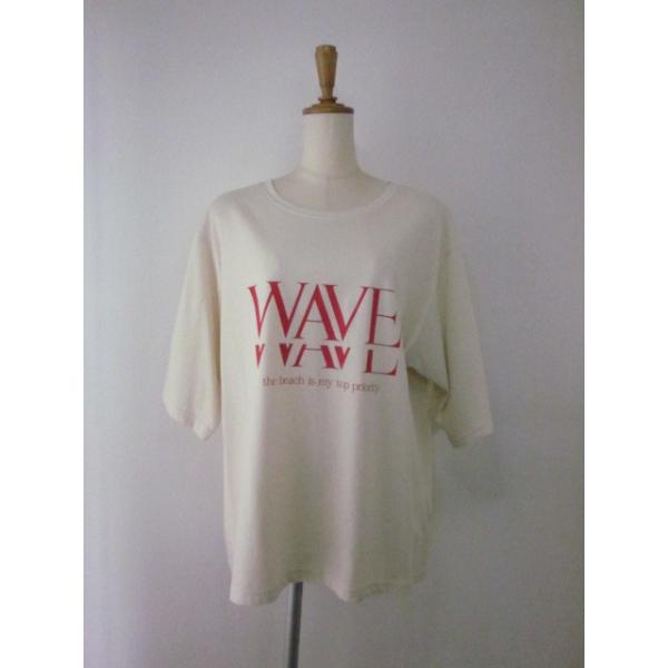 ヴィンテージ感のある風合いが可愛いロゴTシャツです。綿と植物繊維を使用した素材で薄手で柔らかな生地感とどことなくヴィンテージ感溢れる風合いがこなれ感をプラスしてくれる一枚。二重に重なったロゴもポイントに！身頃とロゴの配色も可愛いアクセントに...