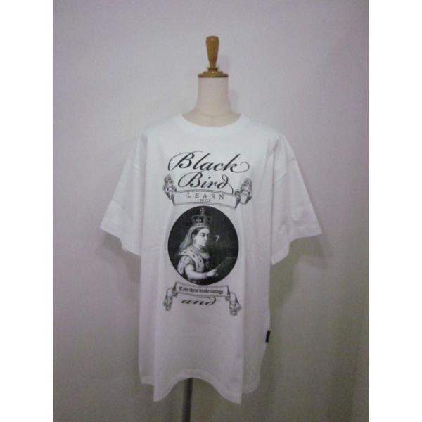 トーマスマグパイらしい存在感のあるプリントが可愛いTシャツです!ヴィクトリア女王に「？」のロゴがポイント!メッセージロゴを和訳すると、黒い鳥は折れた翼で飛ぶことを学ぶ(ビートルズの歌詞より)常に疑問を持ち、考えているヴィクトリア女王をイメー...