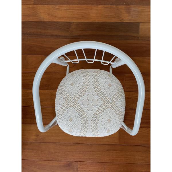 ■フレームは4色から選べます。グレージュ・ホワイト・ピンク・サックスブルー※ベージュ・ブラウン・グリーンは完売しました■鳴き笛の「あり／なし」を選べます。■防水加工で安心・お手入れが楽♪　食べこぼしや飲み物の汚れもさっと拭き取れる防水加工仕...