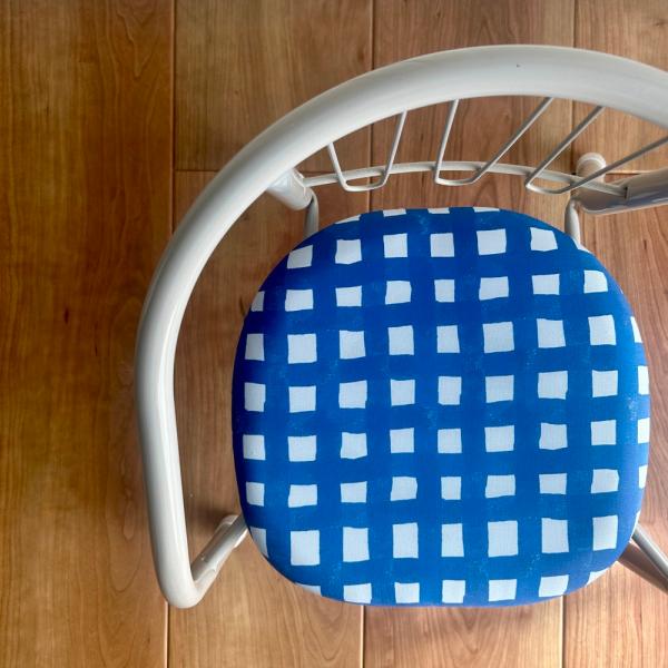 ■フレームは4色から選べます。グレージュ・ホワイト・ピンク・サックスブルー※ベージュ・ブラウン・グリーンは完売しました■鳴き笛の「あり／なし」を選べます。■防水加工で安心・お手入れが楽♪　食べこぼしや飲み物の汚れもさっと拭き取れる防水加工仕...