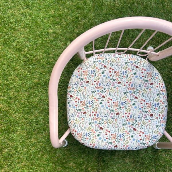 日本で昔から親しまれている豆椅子。豆のように丸くて可愛らしく、軽量でコンパクト。自分で持ち運びしやすいのでお部屋の好きな場所で活躍します。防水加工でお手入れも楽。座ると「きゅ〜」と可愛い鳴き笛付きです（音なしも可）。フレーム色×柄を選べ、名...