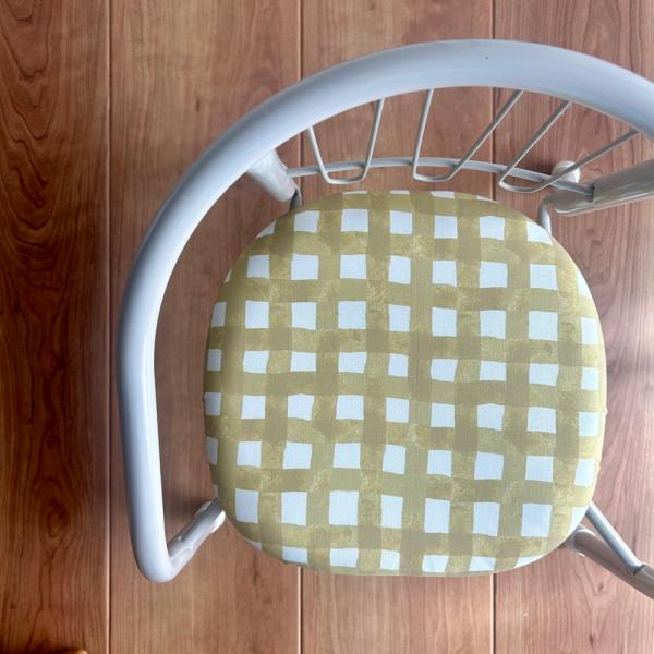 日本で昔から親しまれている豆椅子。豆のように丸くて可愛らしく、軽量でコンパクト。自分で持ち運びしやすいのでお部屋の好きな場所で活躍します。防水加工でお手入れも楽。座ると「きゅ〜」と可愛い鳴き笛付きです（音なしも可）。フレーム色×柄を選べ、名...