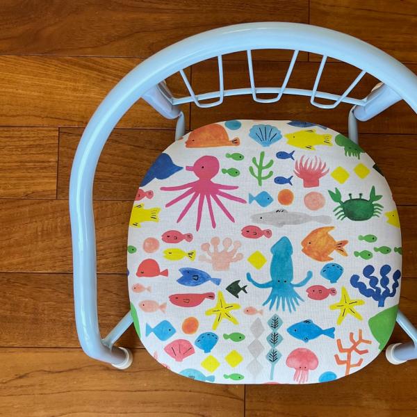 日本で昔から親しまれている豆椅子。豆のように丸くて可愛らしく、軽量でコンパクト。自分で持ち運びしやすいのでお部屋の好きな場所で活躍します。防水加工でお手入れも楽。座ると「きゅ〜」と可愛い鳴き笛付きです（音なしも可）。フレーム色×柄を選べ、名...