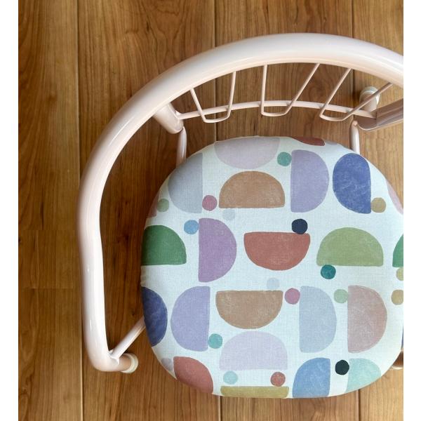 日本で昔から親しまれている豆椅子。豆のように丸くて可愛らしく、軽量でコンパクト。自分で持ち運びしやすいのでお部屋の好きな場所で活躍します。防水加工でお手入れも楽。座ると「きゅ〜」と可愛い鳴き笛付きです（音なしも可）。フレーム色×柄を選べ、名...