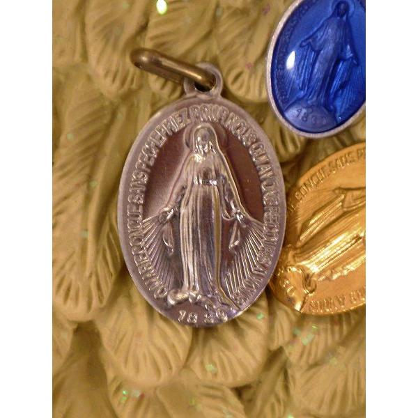 フランスのパリにあるカトリック不思議メダイ教会（Chapell Notre-Dame de la Medaille Miraculeuse)が発祥の地です。シスター・カタリナ・ラブレに聖母マリアが出現し、メダルの作成を命じました。そのときメ...