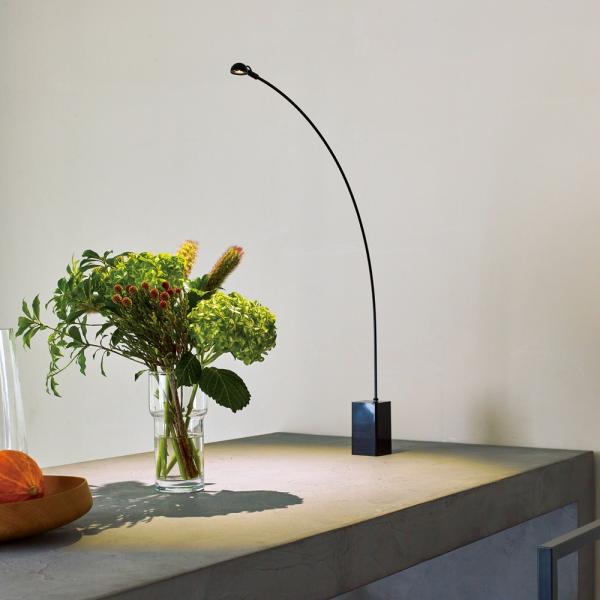 ビューネとは、ドイツ語で「舞台」を意味します。光るシェードも無くモダンなフォルムから降り注ぐ「そこだけの光」が照らさてたものを「最高の状態」に引き立てるビューネテーブルランプの使命です。★オススメするポイント★【ポイント１】シンプルモダンな...