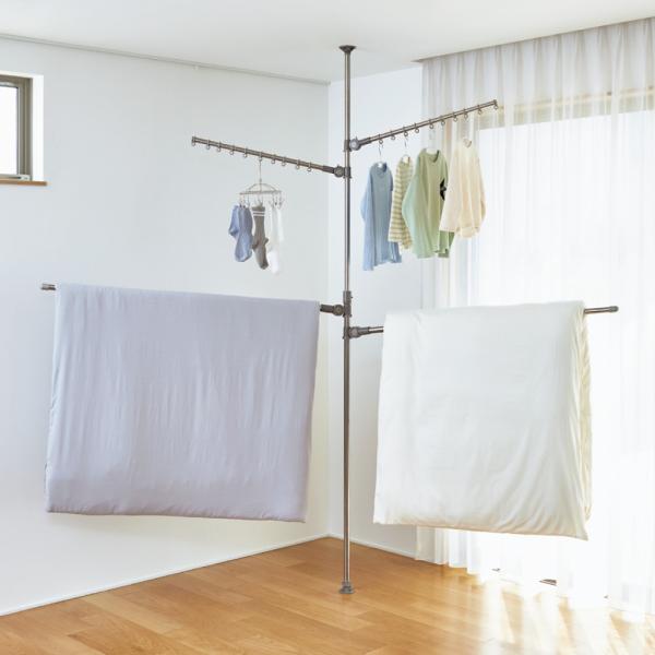 ●ワンタッチでつっぱりポールを1本立てるだけで、好きな場所が物干し場になる人気のシリーズ。●移動が簡単なので室内、窓際とさまざまな場所で活躍します。●室内用のアーム2本＋布団干し2本タイプには布団を干せる伸縮アームが付き