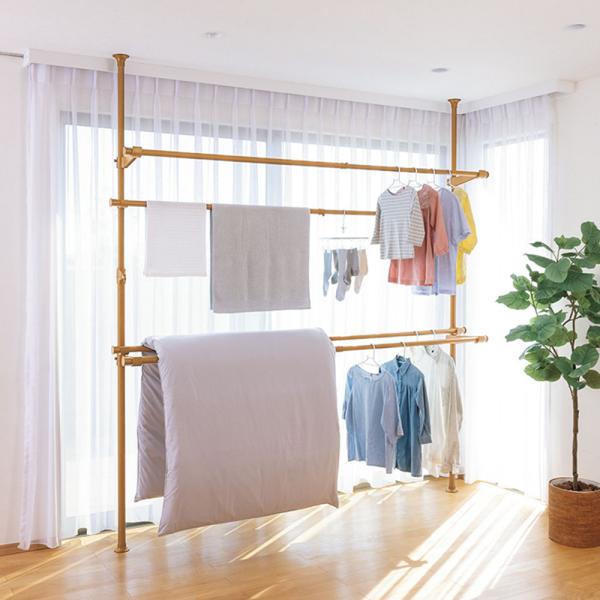 スイッチを押している間はポールが伸縮し、指を放すと止まる仕組み。最後にぐっと押し上げると、しっかり突っ張って固定されます。