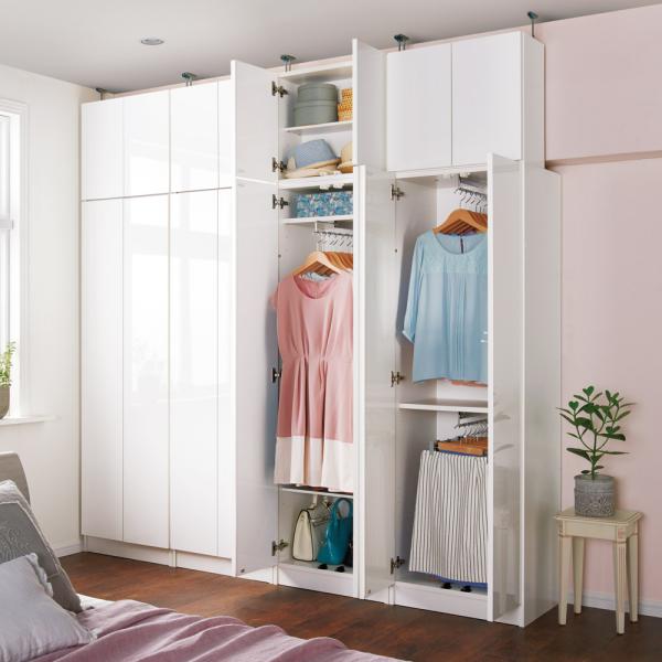 高さ180cm・幅59cm・奥行44cmのユニット収納システム家具。●クローゼットに収まりきらない大量の衣類はもちろん、散らかりがちな雑貨類や小物類、隠したい掃除機やハンディモップなどのハウスキーキング用品、生活用品ストックなどをまとめて一...