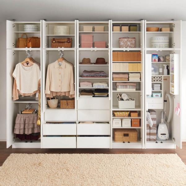 上置きの奥行は4種類。安心のプッシュラッチ付き。本体と異なる奥行の上置きを組み合わせれば、梁（はり）を避けてまるで造り付けのように設置可能。また、安全性を確保する突っ張りには、収納部のスペースを侵食せず、しっかり固定するT型金具を採用しました。