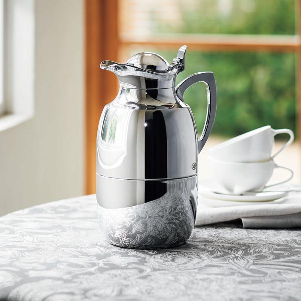 100年以上のときを超えて、世界中で愛されている名品1914年にドイツのアルミニウム工場からスタートした〈alfi（アルフィー）〉。ブランドのシンボルとなる「JUWEL」が誕生したのは1918年。ガラスびんと金属ケースを組み合わせた保温容器...