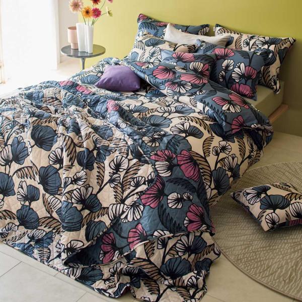 DECO（デコ）熱帯に咲く花をイメージして描かれたDECO。ハウススタイリング限定色のキルトフプレッドは、大人っぽいピンクとブルーの花のリバーシブル仕様で表裏でお使い頂けます。寝室やお部屋に合わせて楽しく印象を変えてくれます。素材は綿100...