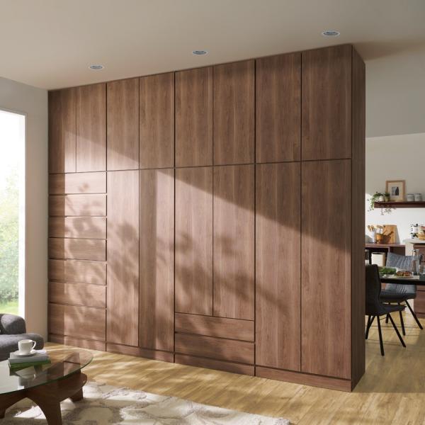 まるで造りつけのような壁面間仕切りワードローブシリーズ。デザインも落ち着いた印象の木目の横柄と、高級感のある光沢ホワイトから選べます。空間を間仕切りながら、大容量収納まで叶えてくれる間仕切り収納。寝室やリビングルーム置いても使いやすく、様に...