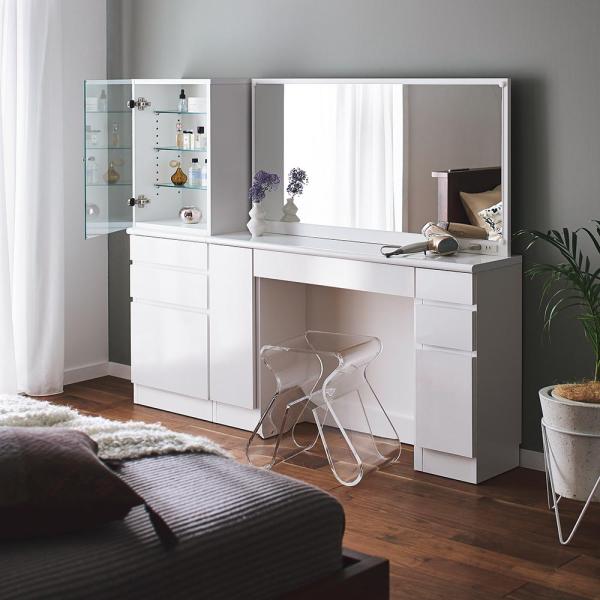 薄型＆ワイドなミラードレッサーで部屋を明るく広く見せる洗練のドレッシングルームに■奥行30cmとコンパクトスリムで省スペースなサイズ感ながら、大きなミラーで空間を広く見せてくれる一石二鳥のおしゃれなデザインのドレッサー。■薄型ながら、収納機...