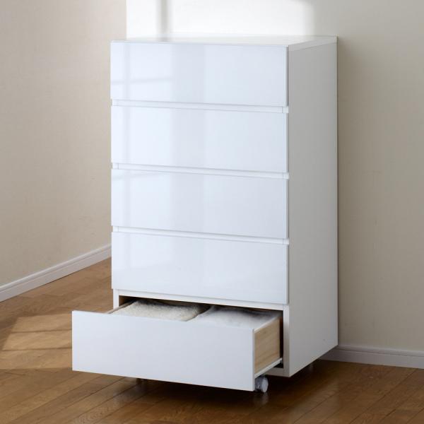 美しい光沢が高級感を演出する、クローゼットはもちろんリビングにもおすすめのハイチェスト（タンス）です。天板は水や汚れに強いポリエステル化粧合板を使用。お手入れ簡単なのでランドリーチェストやサニタリーチェストとしても。キャスター（2個ストッパ...