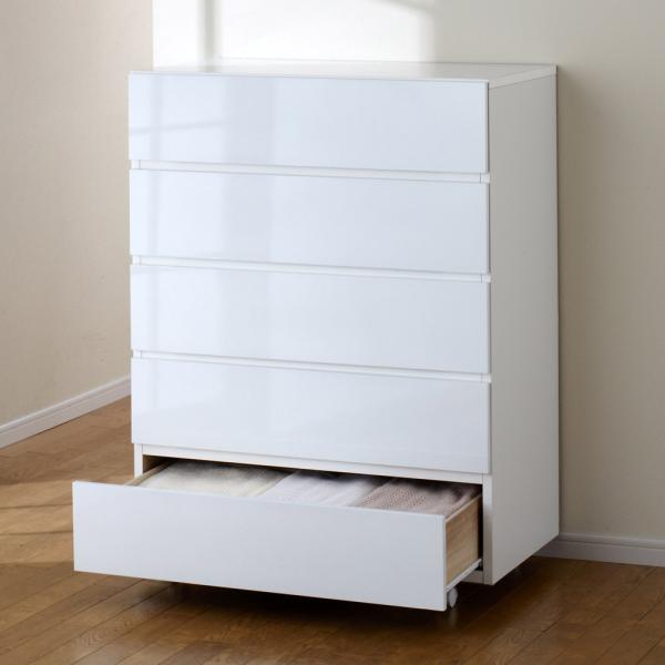 美しい光沢が高級感を演出する、クローゼットはもちろんリビングにもおすすめのハイチェスト（タンス）です。天板は水や汚れに強いポリエステル化粧合板を使用。お手入れ簡単なのでランドリーチェストやサニタリーチェストとしても。キャスター（2個ストッパ...