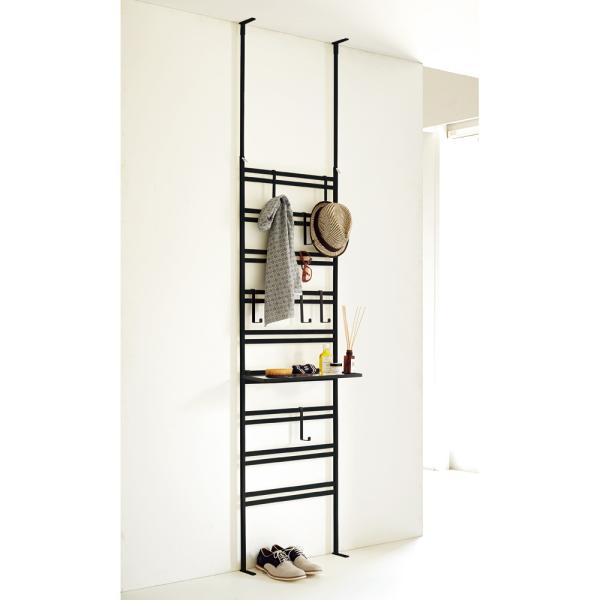 天井に突っ張るだけで壁面が収納スペースに。コートや帽子、キー、愛犬のリードなどが掛けられるフック付き。棚板（別売り）を差し込めば、小物が置けます。〜玄関で薄型のコートラックみたいにも使えるパーテーション〜●狭い玄関周りでもコートハンガーとし...