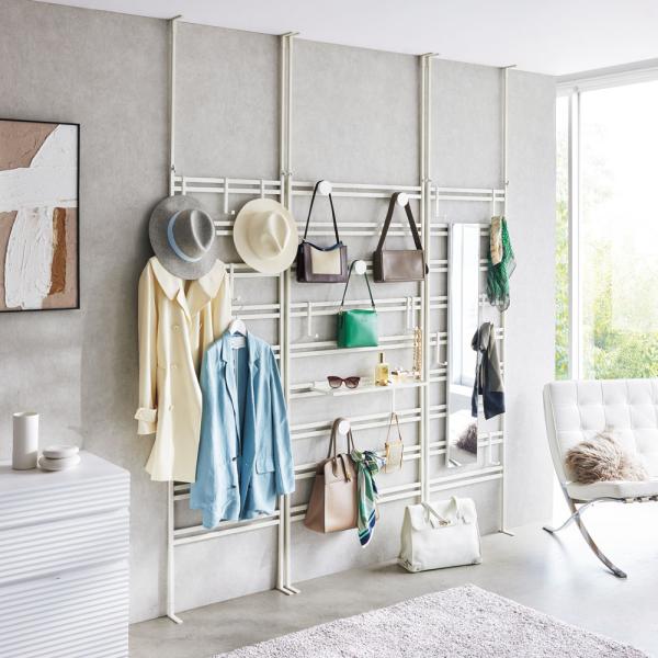 天井に突っ張るだけで壁面が収納スペースに。コートや帽子、キー、愛犬のリードなどが掛けられるフック付き。棚板を差し込めば、小物が置けます。〜玄関で薄型のコートラックみたいにも使えるパーテーション〜●狭い玄関周りでもコートハンガーとして、洋服か...