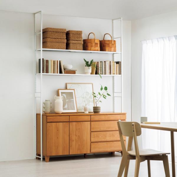 家具上のデッドスペースにたっぷり収納できる！●リビングチェストやサイドボードの上、ダイニングテーブルの端などに設置して、見映えよく収納力を上げるスチールラックです。●床に箱物の収納用品を置くスペースがなくても、家具上に注目すればまだまだ収ま...