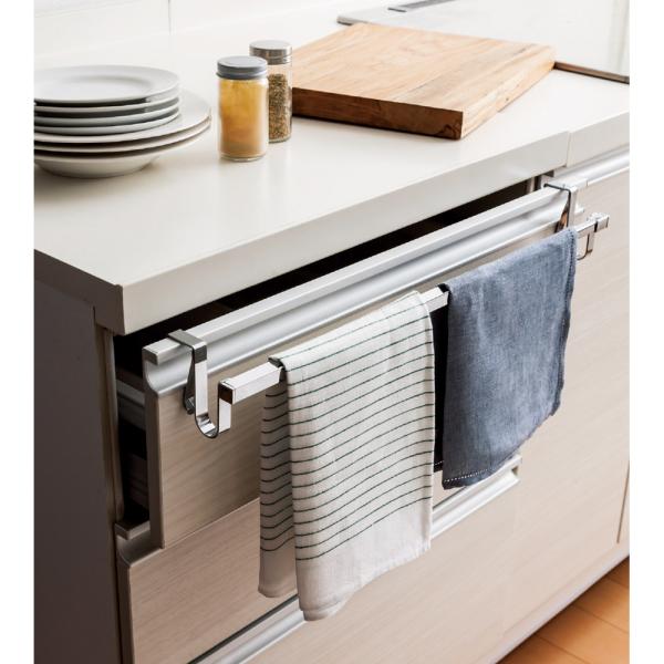 引き出しタイプにも設置できるよう引っ掛け部を長くしたタオルバー。幅は33〜53センチまで自由に設置できるからまるで最初からあったように違和感なくフィットします！また内側にバネが内蔵されているからグラグラせずにピタッとフィットして使いやすいの...